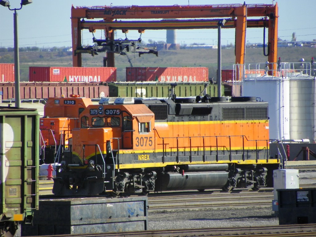 EX GP39-2 3075 & BNSF GG20B 1210